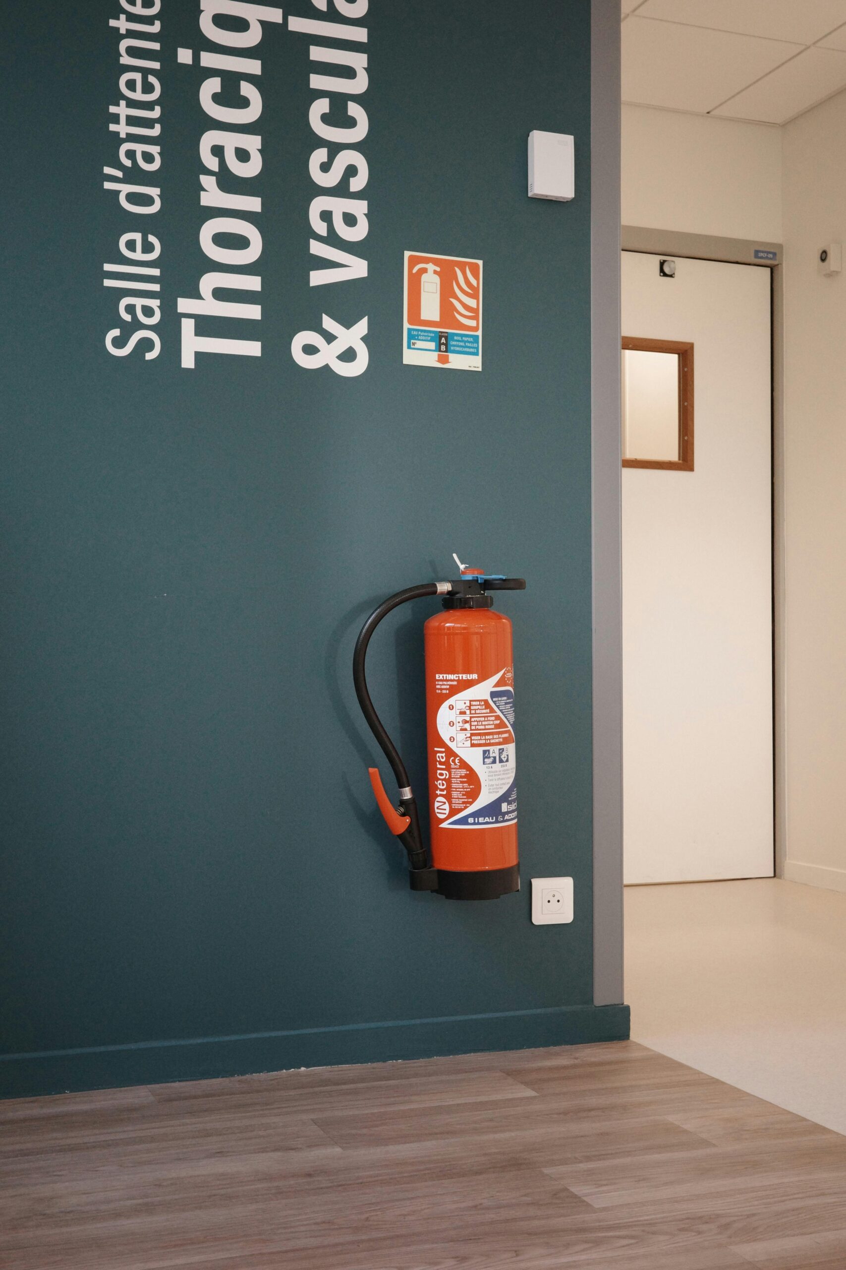 How Do Water Fire Extinguishers Work? A Simple Guide to Jet, Spray ...
